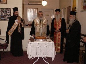 ΕΚΟΨΑΝ ΤΗΝ ΒΑΣΙΛΟΠΙΤΑ ΟΙ ΕΡΓΑΖΟΜΕΝΟΙ ΣΤΑ ΓΡΑΦΕΙΑ ΤΗΣ ΙΕΡΑΣ ΜΗΤΡΟΠΟΛΕΩΣ ...